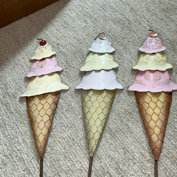 Round Top Collection | Holiday | 3 3d Medium Ice Cream Cones Garden ...